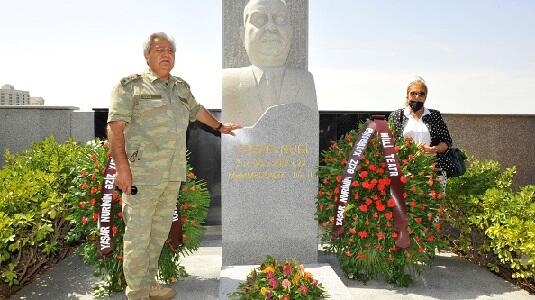 Yaşar Nurinin qəbri ziyarət edildi - Foto